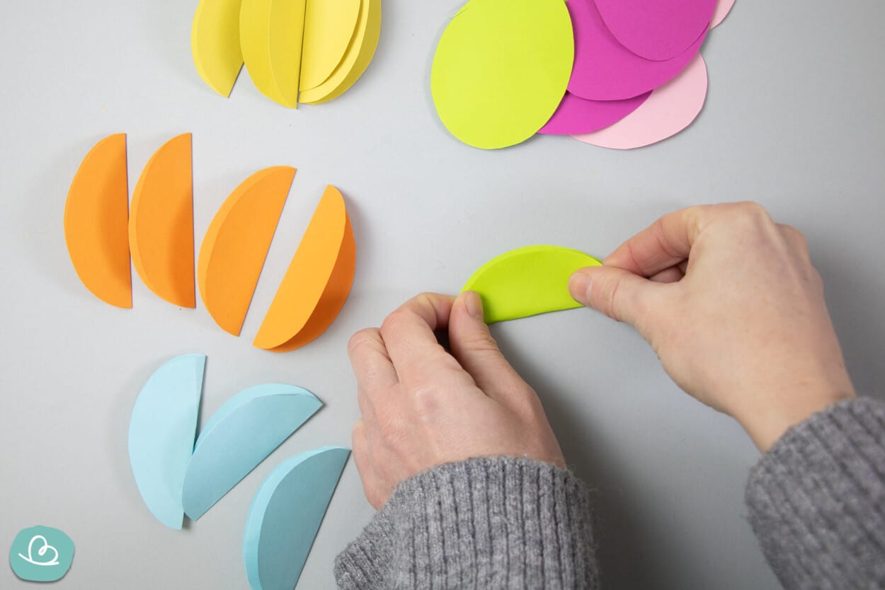 Papier Ostereier | Osterdeko selber basteln - Wunderbunt.de