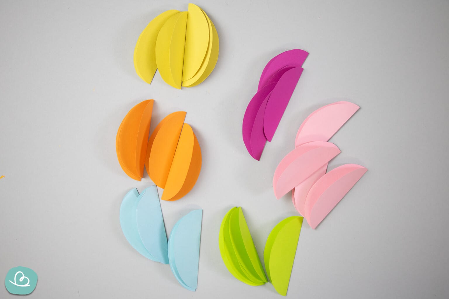 Papier Ostereier | Osterdeko selber basteln - Wunderbunt.de