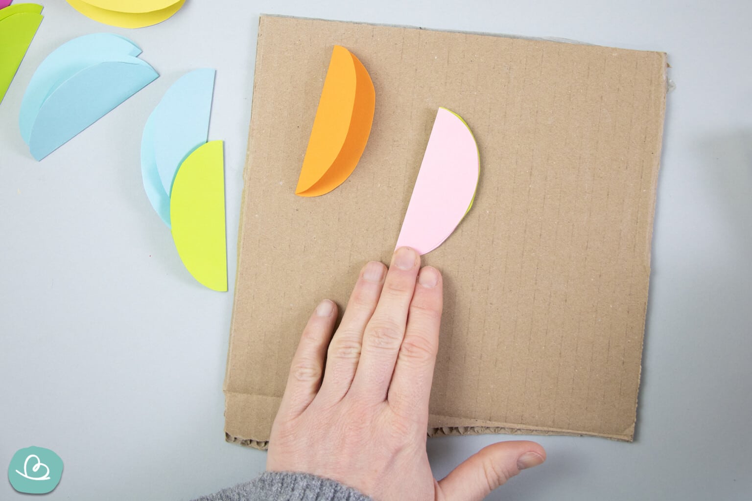 Papier Ostereier | Osterdeko selber basteln - Wunderbunt.de