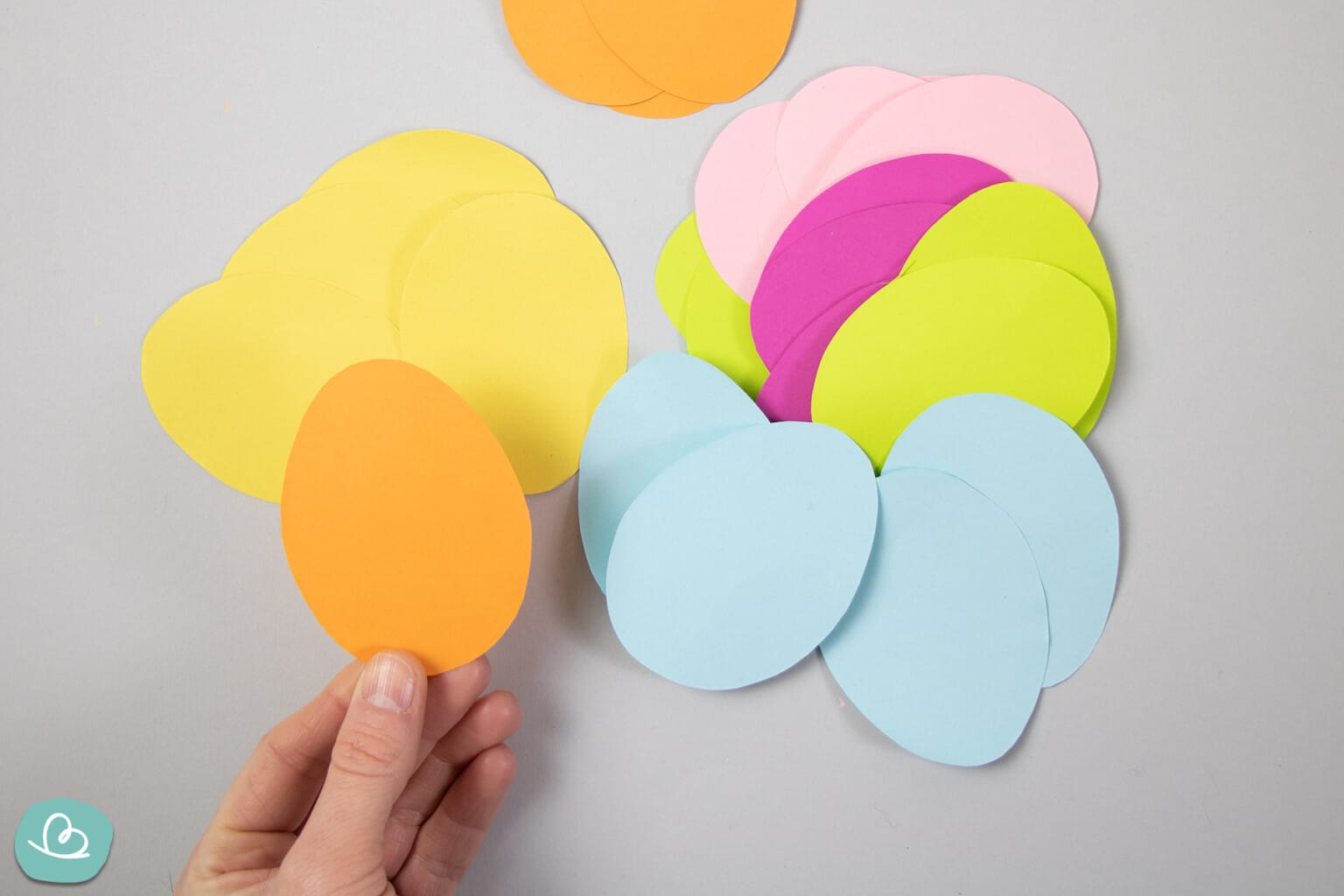 Papier Ostereier | Osterdeko selber basteln - Wunderbunt.de