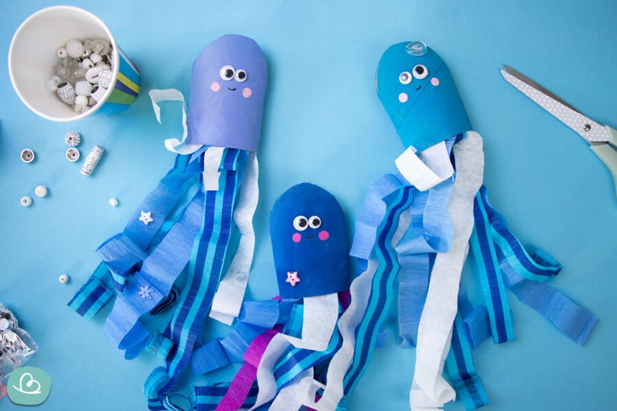 Qualle basteln aus Klopapierrolle | einfache Anleitung - Wunderbunt.de