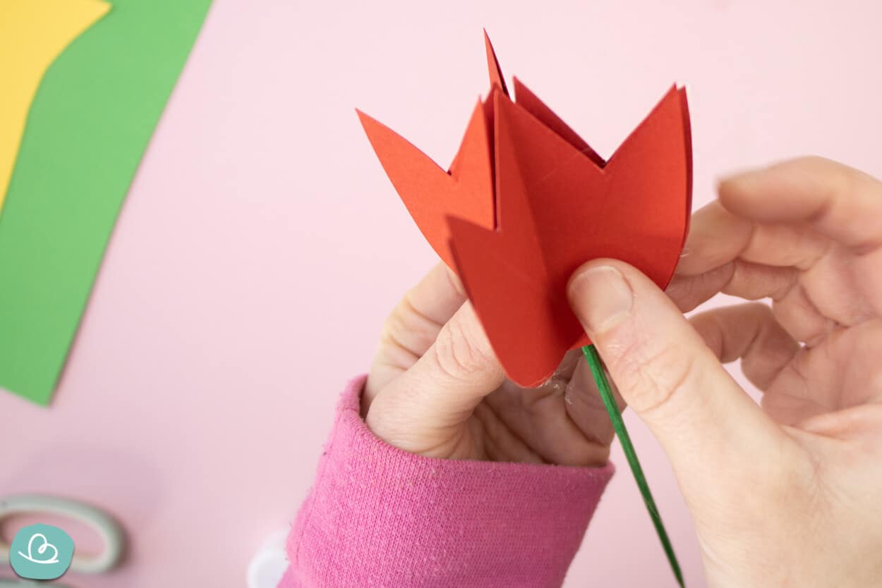 Tulpe aus Papier basteln | Anleitung mit Vorlage - Wunderbunt.de