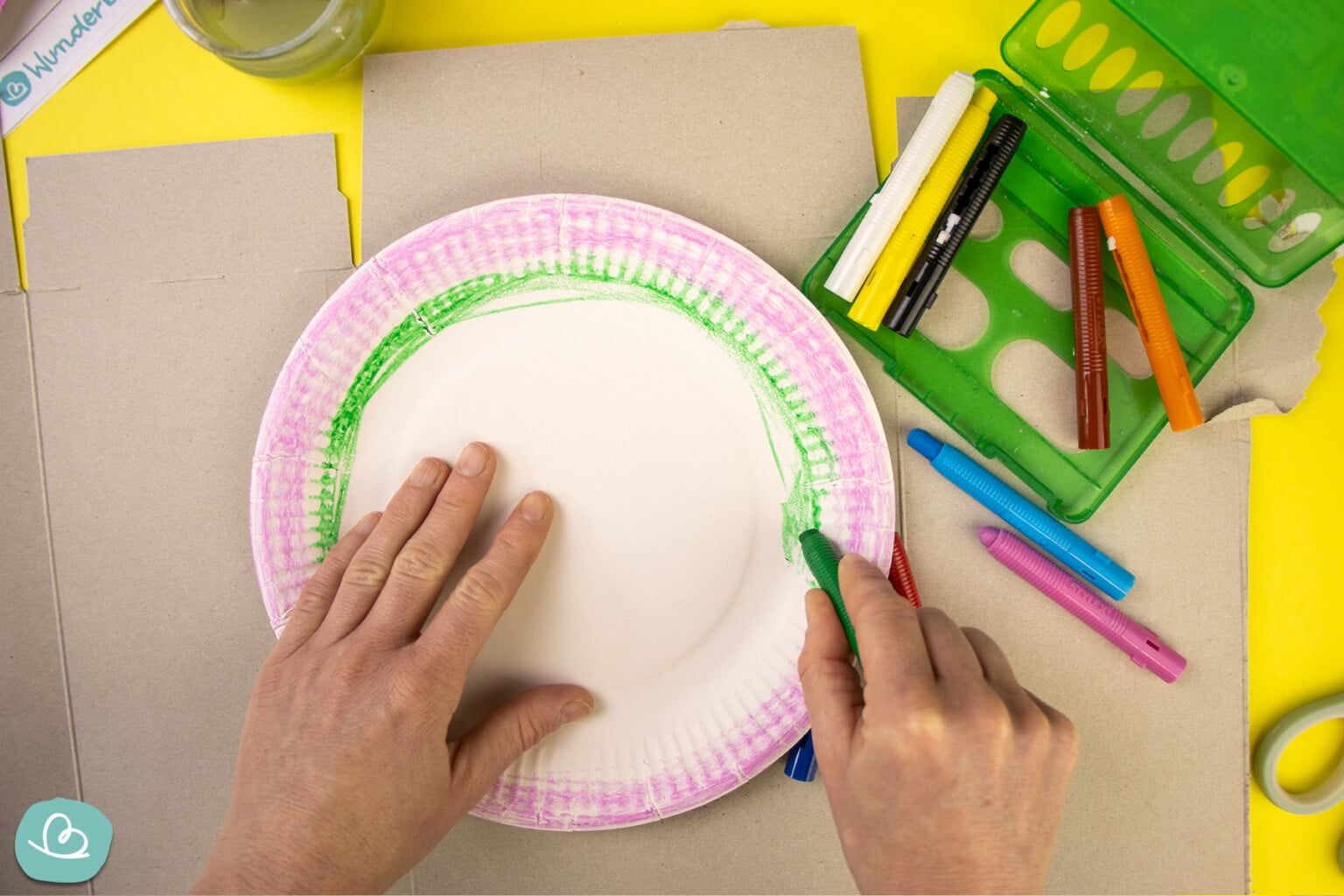 Schmetterling aus Pappteller basteln | Anleitung + Vorlage - Wunderbunt.de