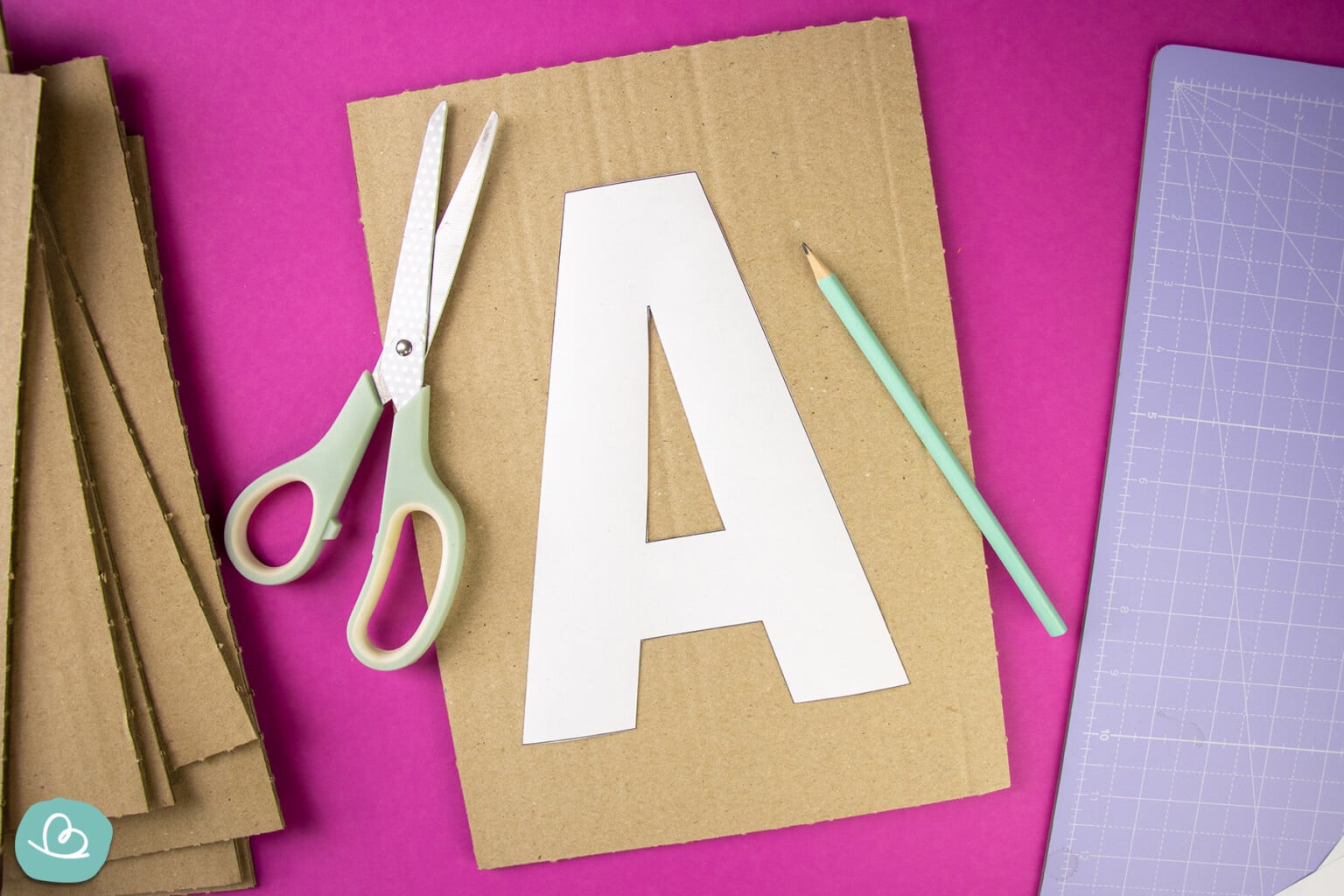 Buchstaben aus Pappe | Deko-Buchstaben selber machen - Wunderbunt.de