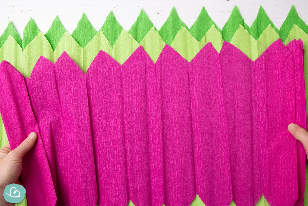 Große Blumen aus Krepppapier basteln | DIY Anleitung - Wunderbunt.de