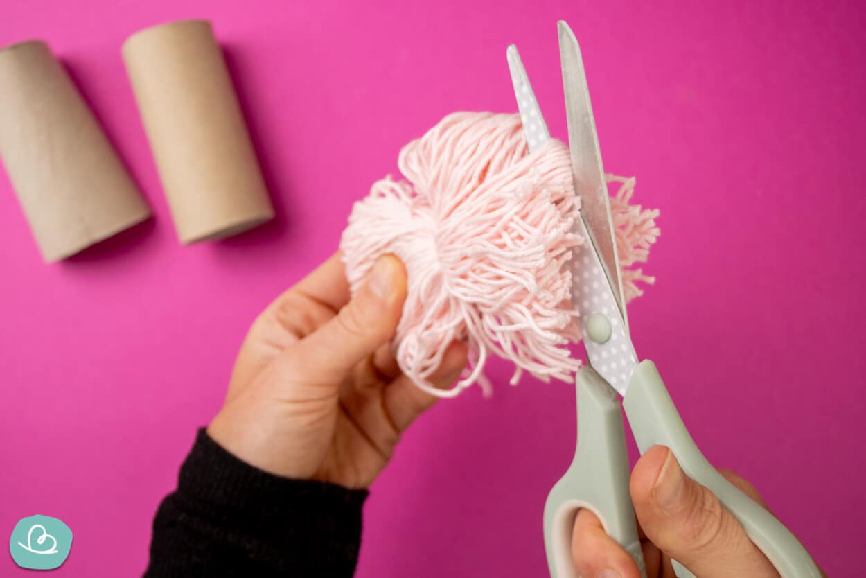 Bommel für Mütze selber machen | 6 einfache DIY-Anleitungen - Wunderbunt.de