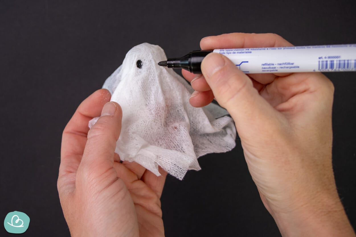 Gespenster basteln | einfache Anleitung für Halloween-Geister - Wunderbunt.de