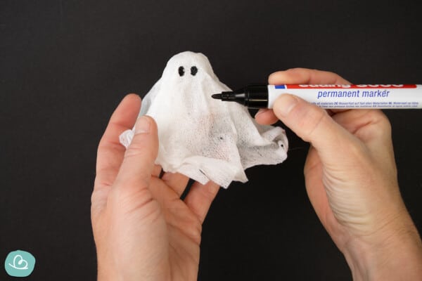 Gespenster basteln | einfache Anleitung für Halloween-Geister - Wunderbunt.de