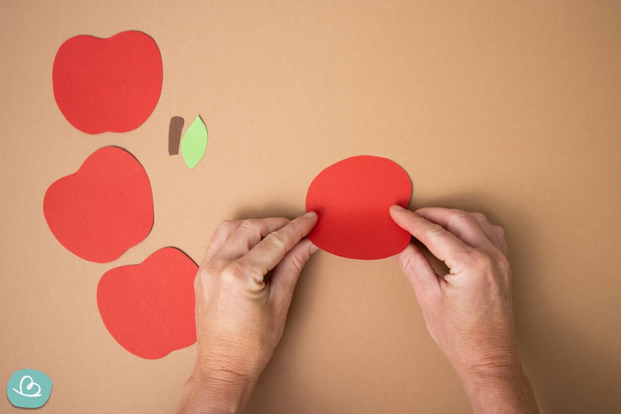 Herbst-Apfel basteln | Anleitung mit Vorlage zum Ausdrucken - Wunderbunt.de