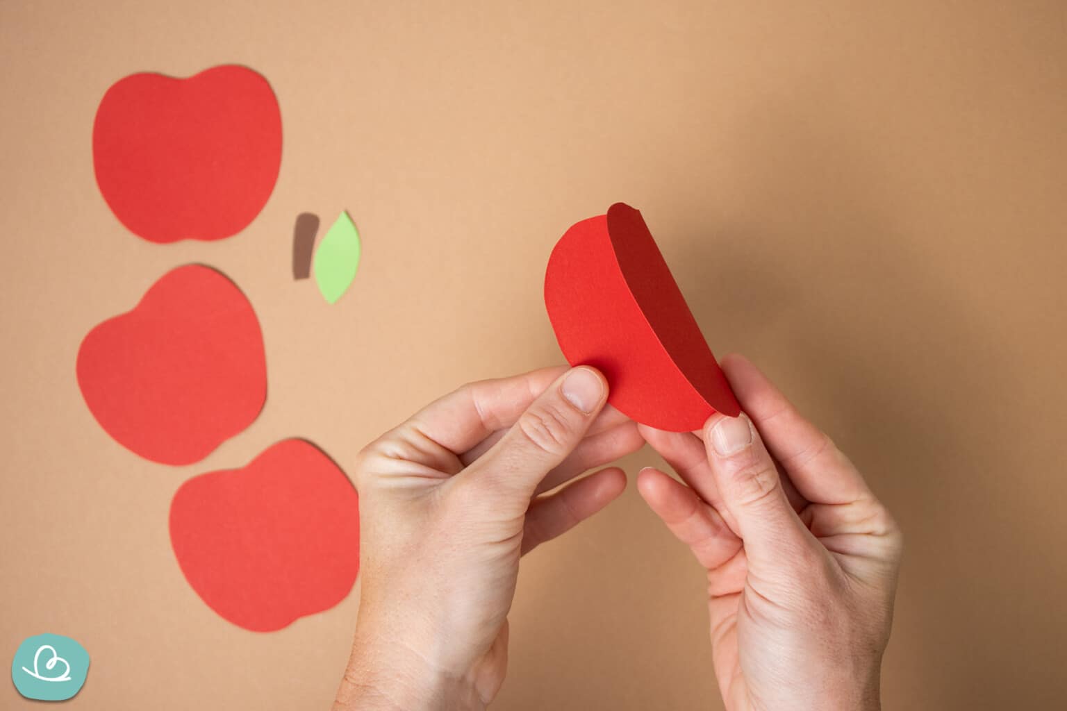 Herbst-Apfel basteln | Anleitung mit Vorlage zum Ausdrucken - Wunderbunt.de