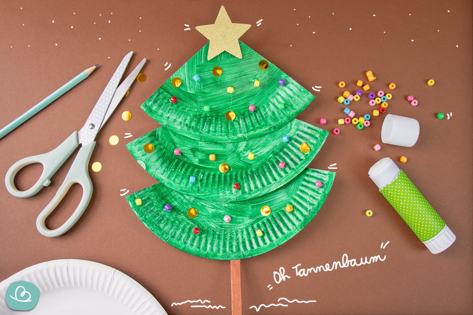 Weihnachtsbaum aus Pappteller basteln | DIY-Anleitung - Wunderbunt.de