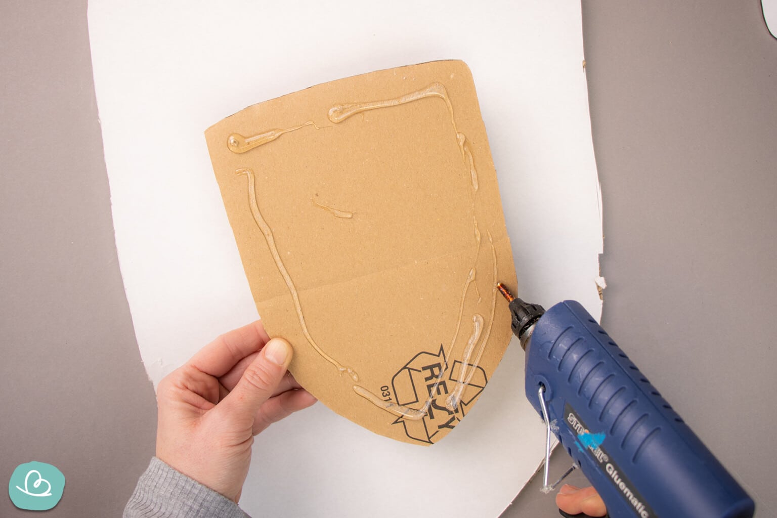 Ritterschild basteln | Anleitung für ein Schild aus Pappe - Wunderbunt.de