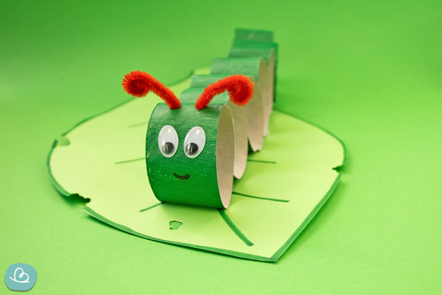 Raupe basteln mit Papprollen | DIY-Anleitung - Wunderbunt.de