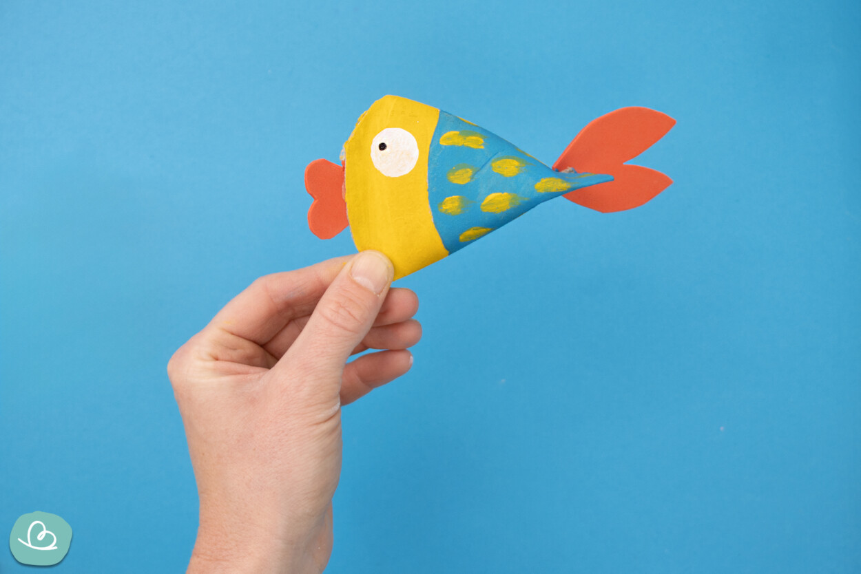 Fisch basteln | Einfache Bastelanleitung für Kinder - Wunderbunt.de