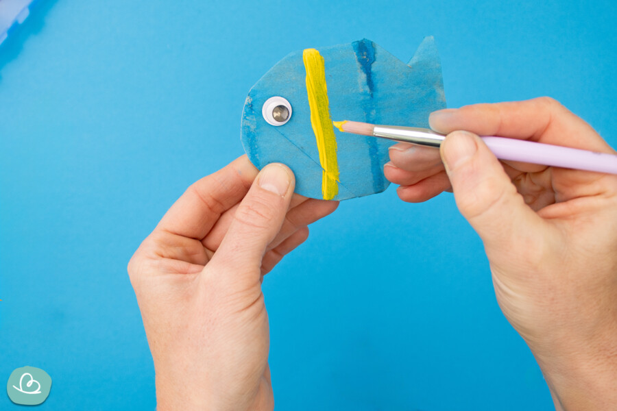 Fische basteln mit Kindern: einfache Anleitung mit Klopapierrollen ...