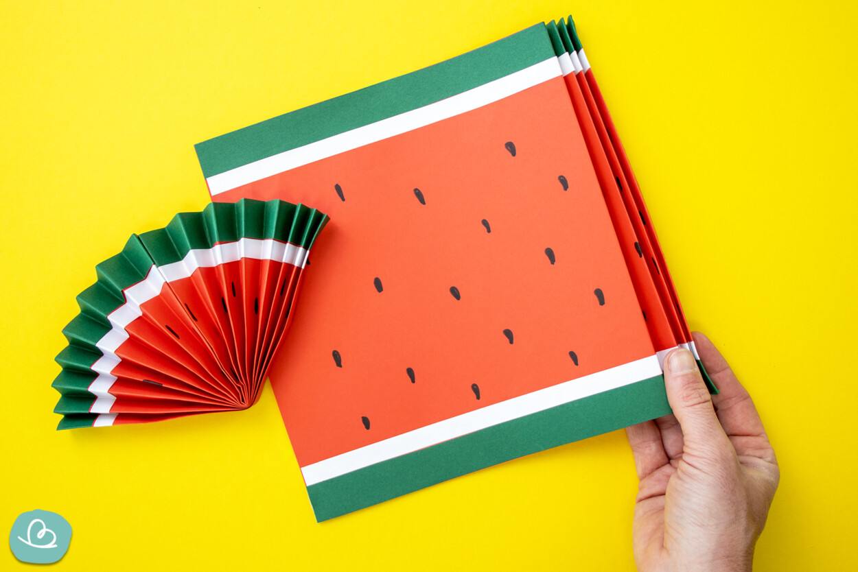 Fächer basteln | Einfache Anleitung für einen Melonenfächer - Wunderbunt.de