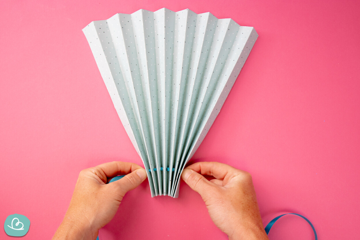 Papierfächer falten | DIY-Anleitung für ein Fächer aus Papier ...