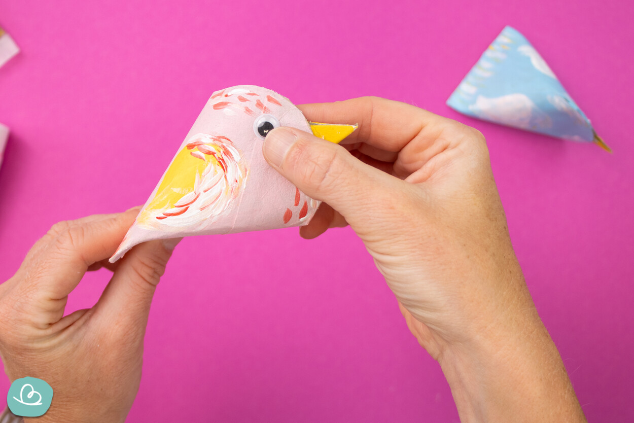 Vögel basteln aus Klopapierrollen | Einfache DIY-Anleitung - Wunderbunt.de
