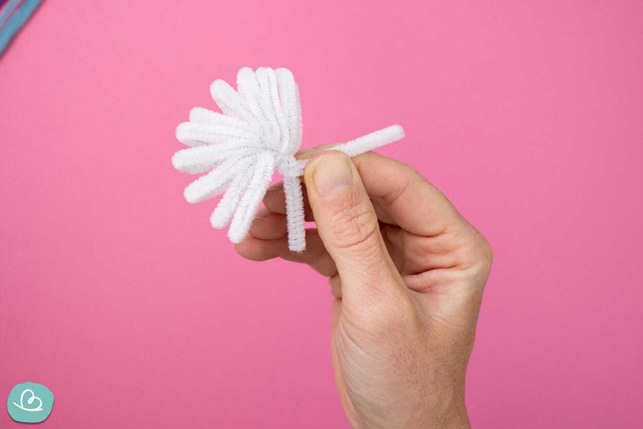 Blumen aus Pfeifenputzer basteln | DIY- Blume aus Biegeplüsch - Wunderbunt.de
