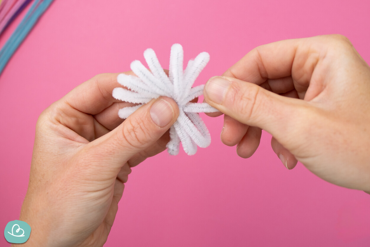 Blumen aus Pfeifenputzer basteln | DIY- Blume aus Biegeplüsch - Wunderbunt.de