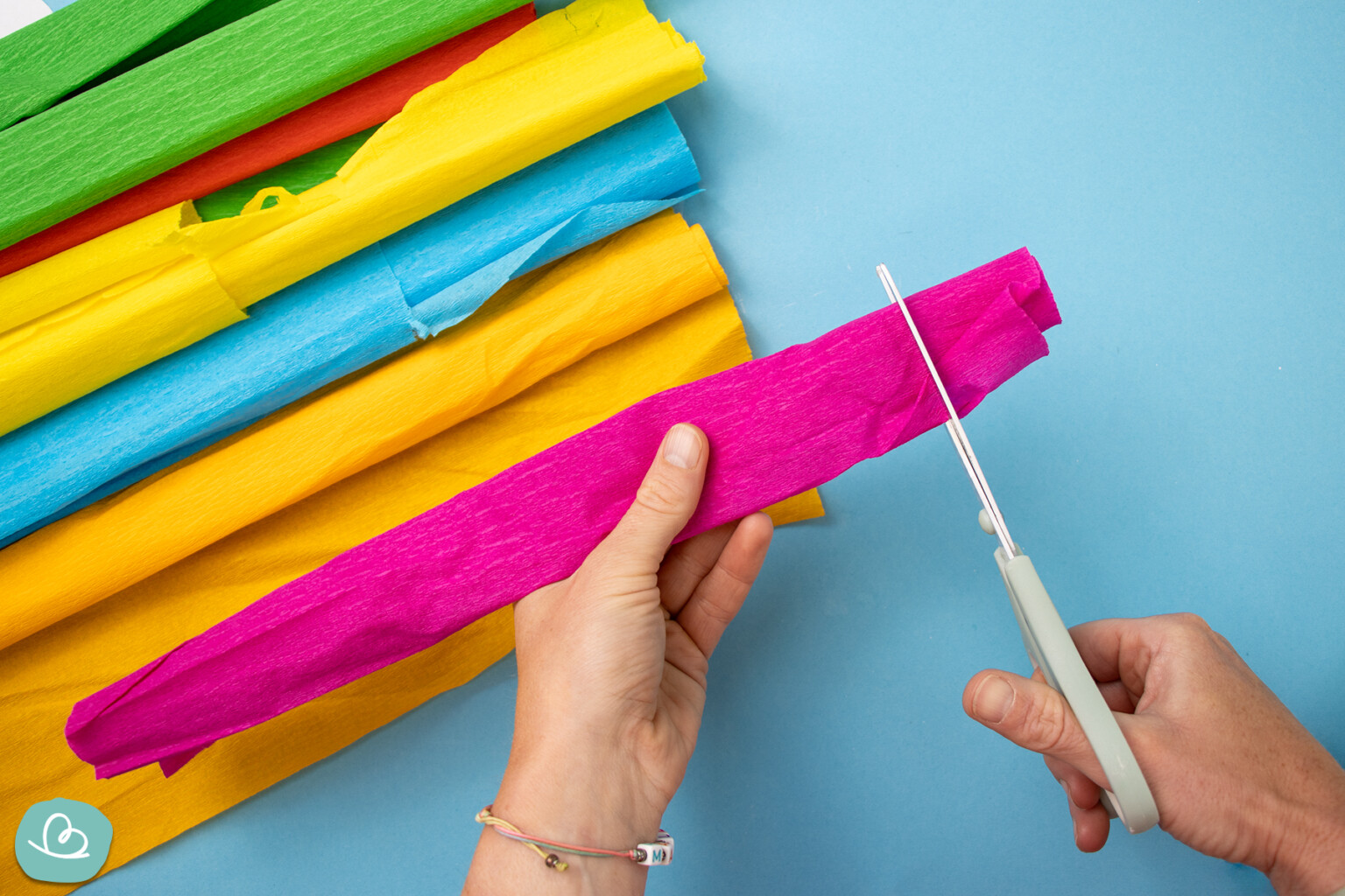 Sprühbilder mit Krepppapier basteln | Anleitung + Vorlagen - Wunderbunt.de