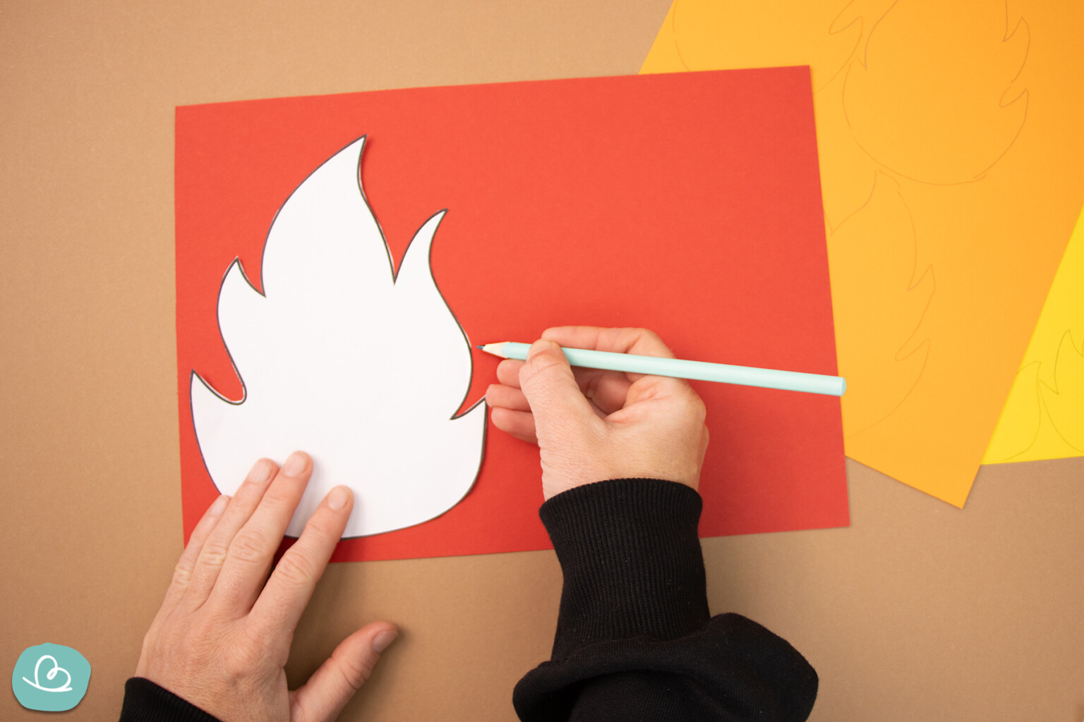 Lagerfeuer basteln | Feuer aus Pappe und Papier selber basteln ...