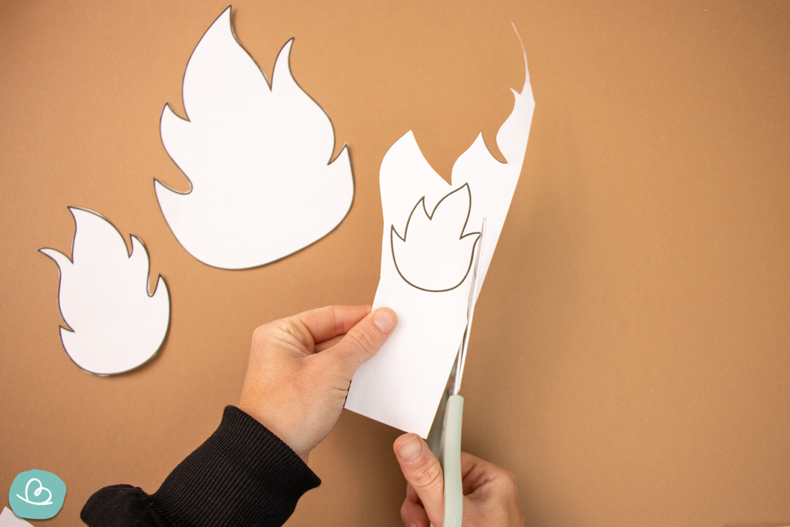 Lagerfeuer basteln | Feuer aus Pappe und Papier selber basteln ...