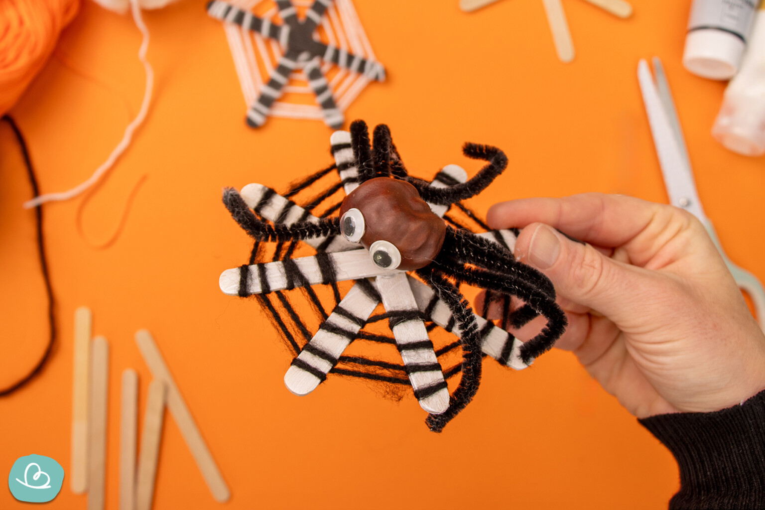 Spinnennetz basteln aus Wolle und Eisstielen | Einfache Anleitung ...