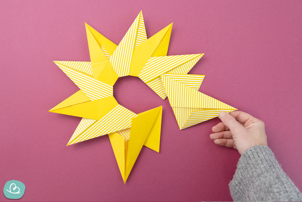 Stern basteln | Einfachen Origami-Stern aus Papier falten - Wunderbunt.de