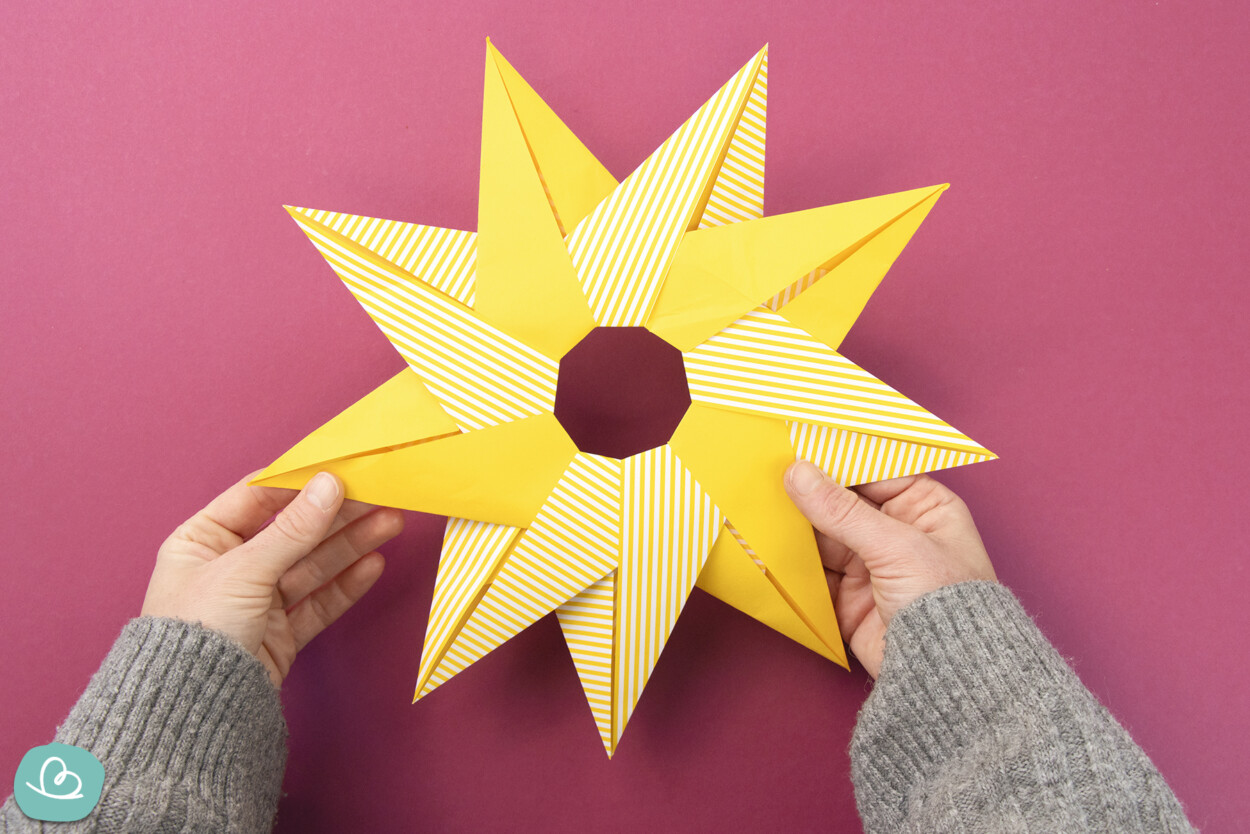 Stern basteln | Einfachen Origami-Stern aus Papier falten - Wunderbunt.de