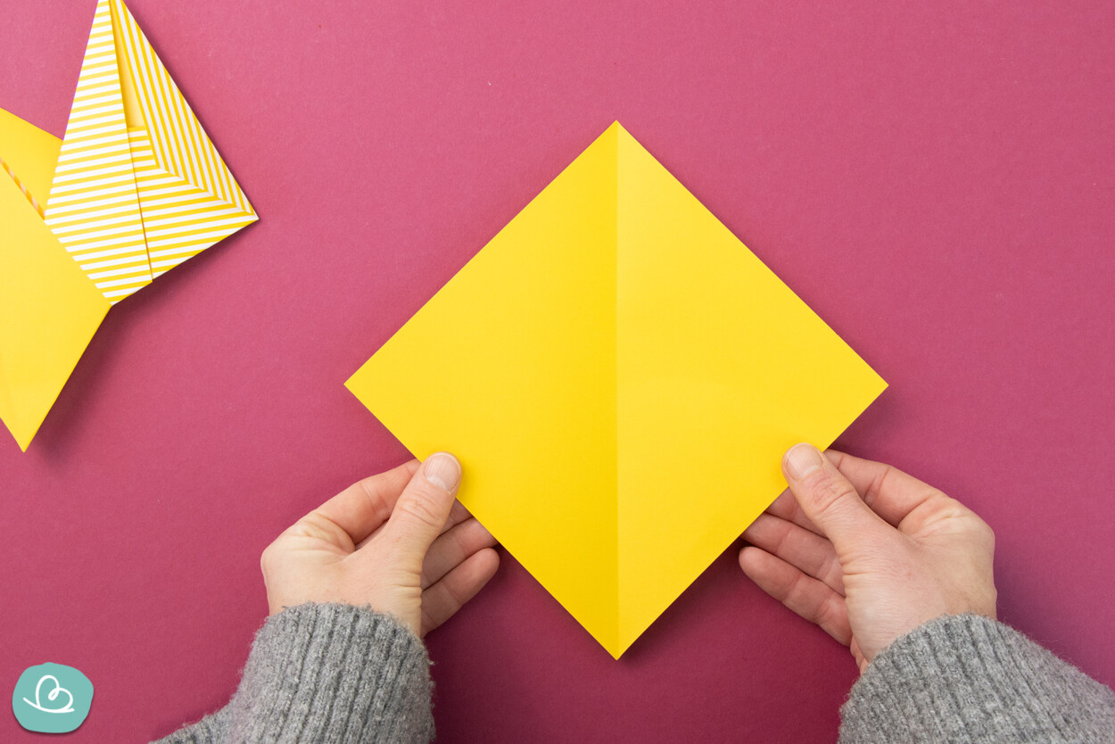 Stern basteln | Einfachen Origami-Stern aus Papier falten - Wunderbunt.de