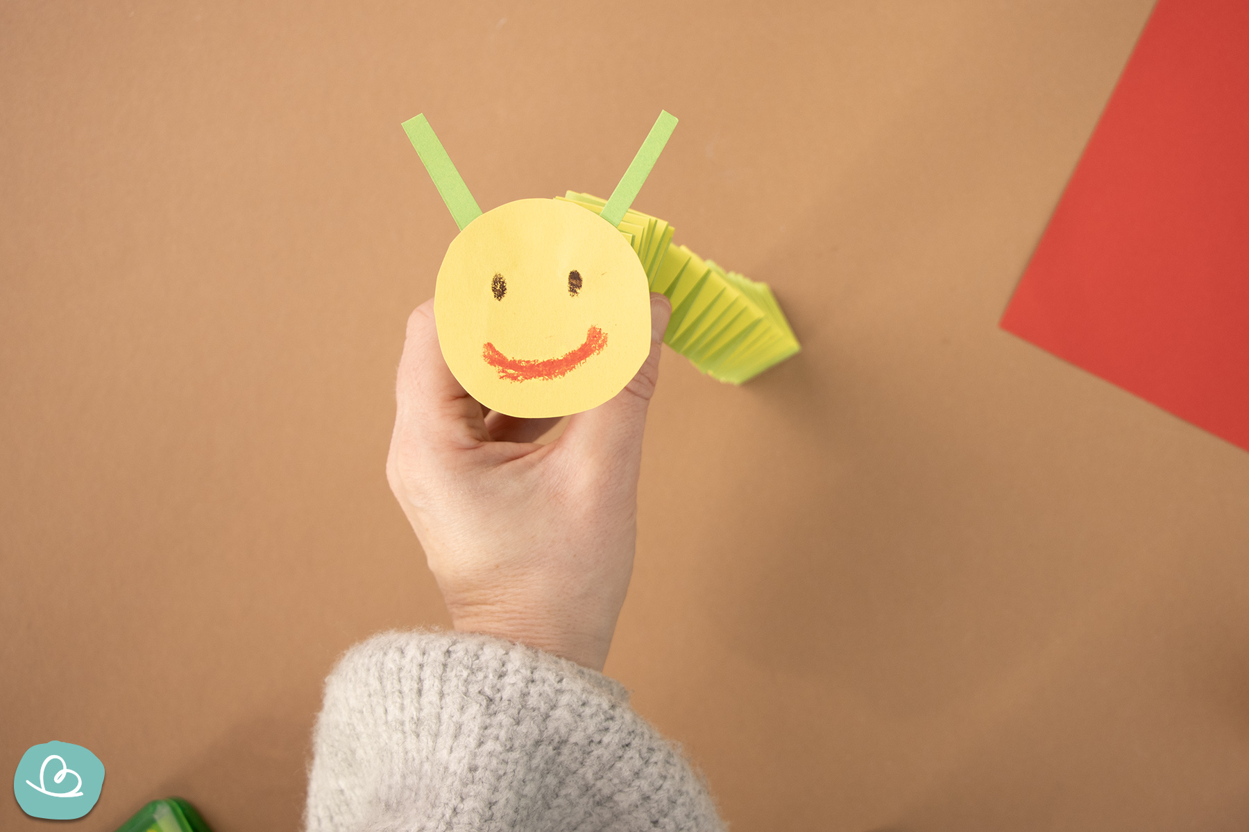 Raupe basteln mit Kindern | Einfache Anleitung - Wunderbunt.de