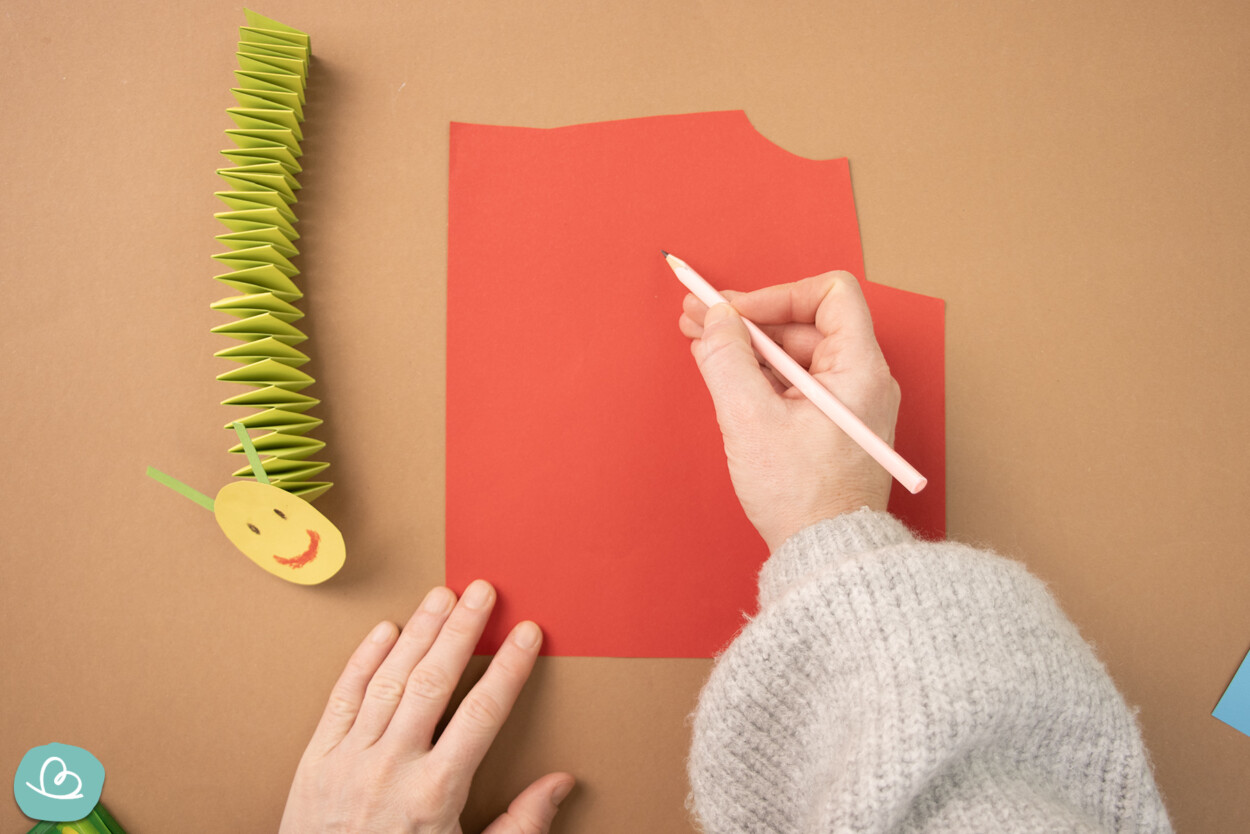 Raupe basteln mit Kindern | Einfache Anleitung - Wunderbunt.de