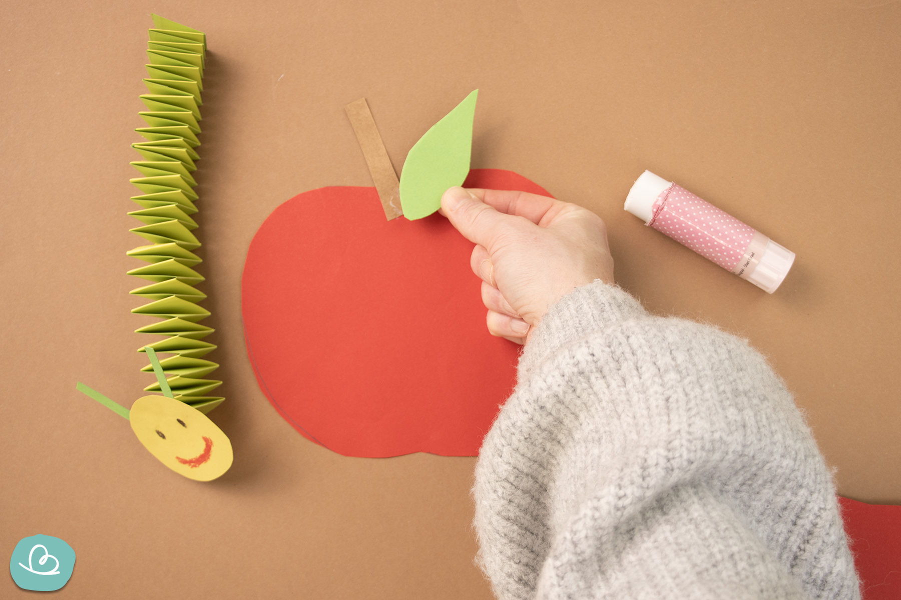 Raupe basteln mit Kindern | Einfache Anleitung - Wunderbunt.de