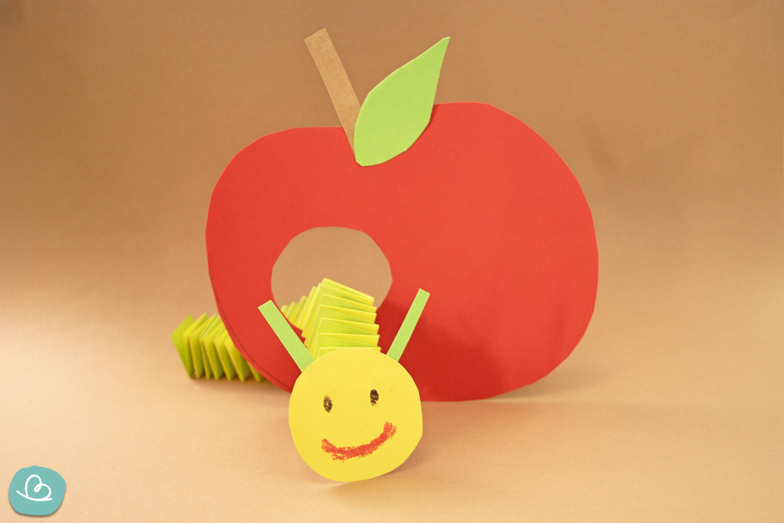 Raupe basteln mit Kindern | Einfache Anleitung - Wunderbunt.de