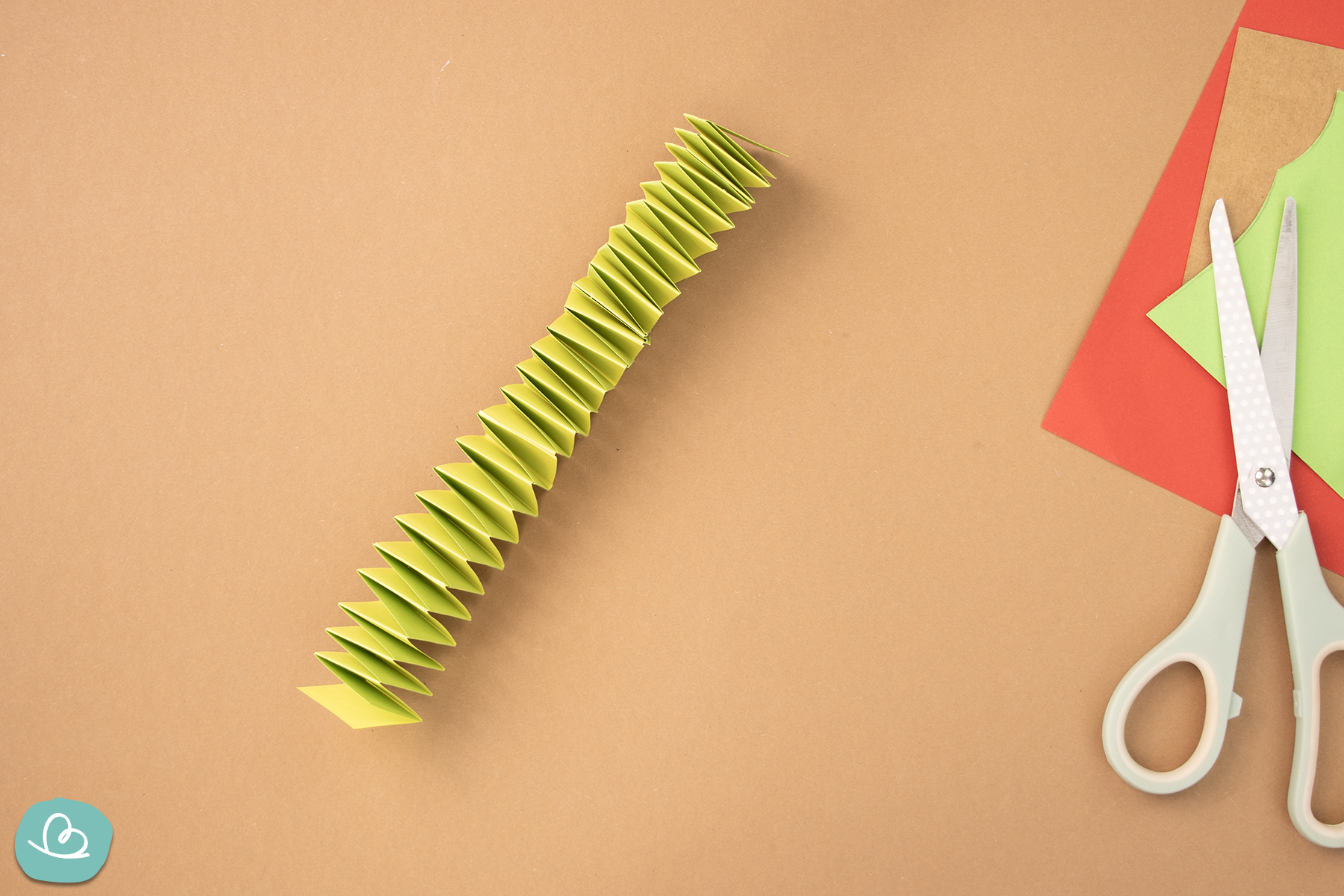 Raupe basteln mit Kindern | Einfache Anleitung - Wunderbunt.de