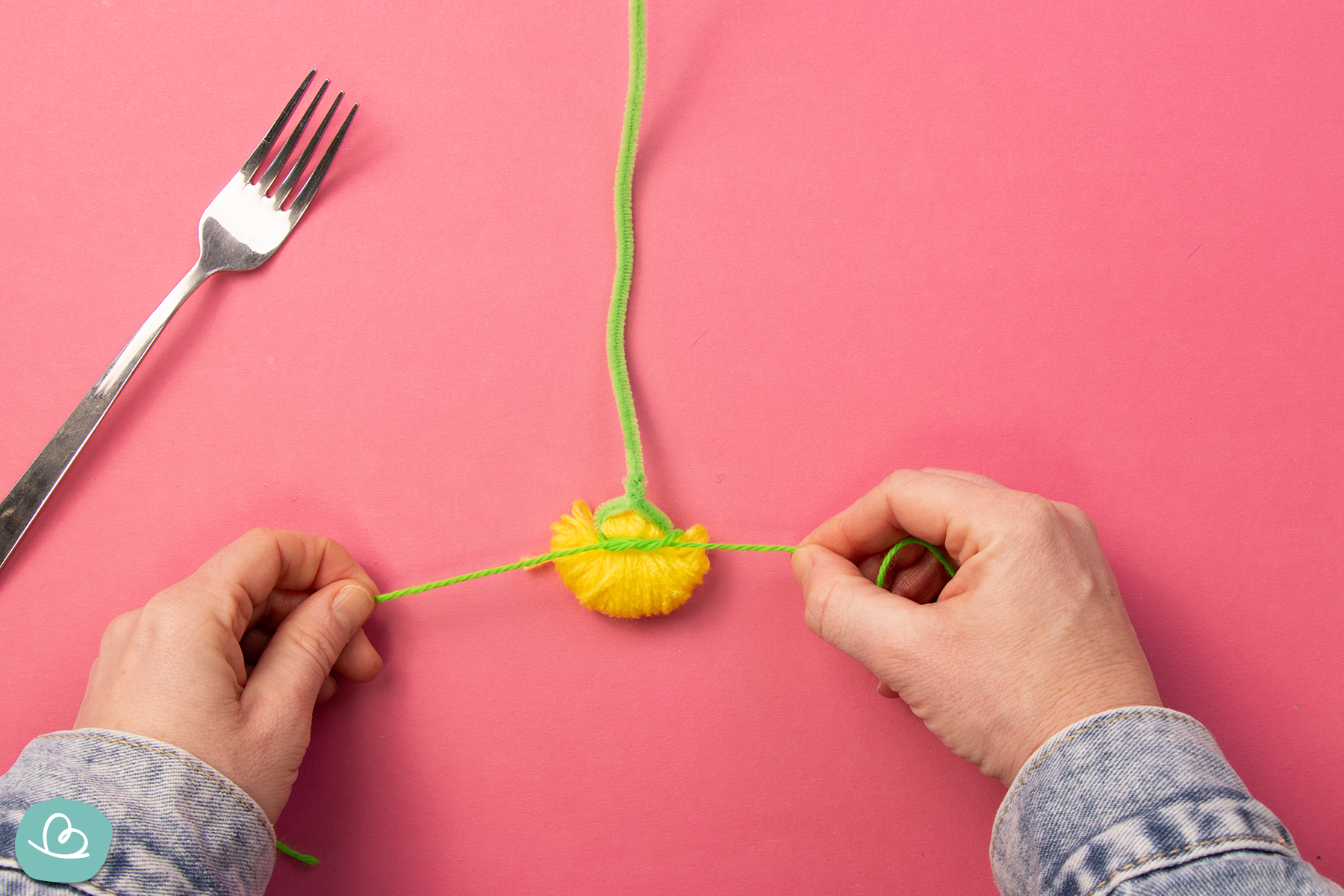 Blumen aus Wolle basteln | Pompon-Blumen selber machen - Wunderbunt.de