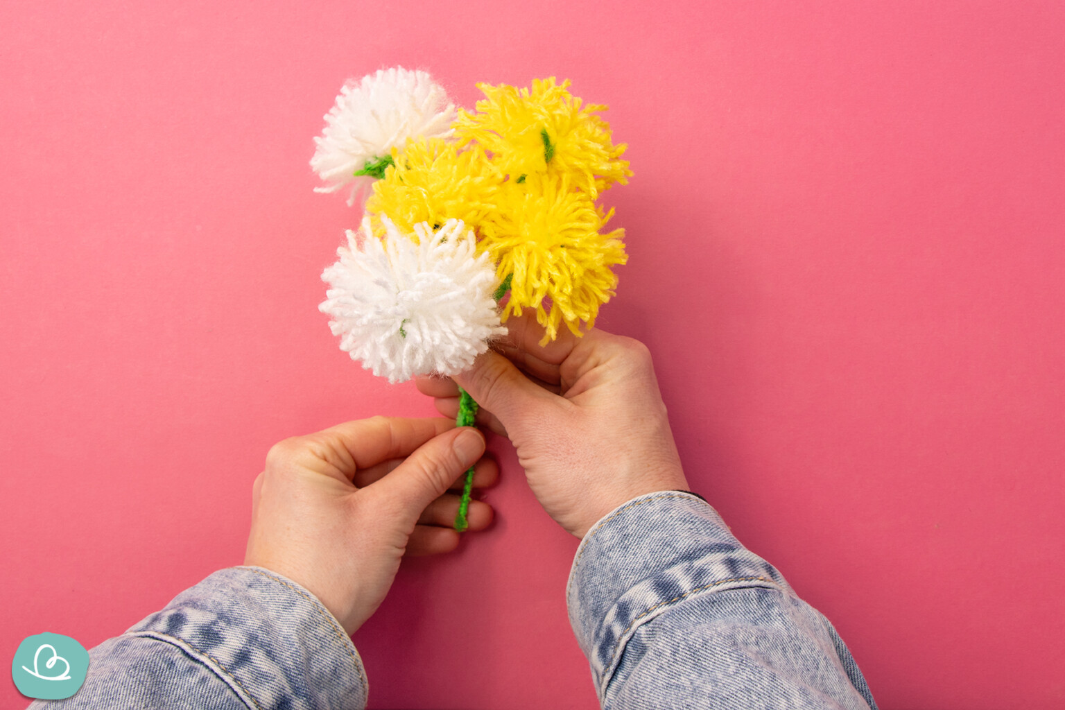 Blumen aus Wolle basteln | Pompon-Blumen selber machen - Wunderbunt.de