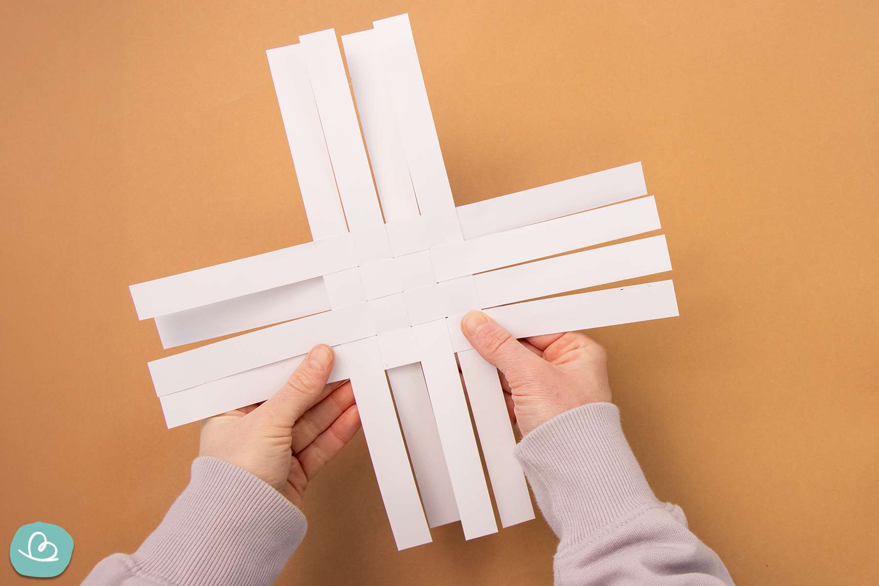 Korb aus Papier flechten | Anleitung für ein Osterkörbchen - Wunderbunt.de