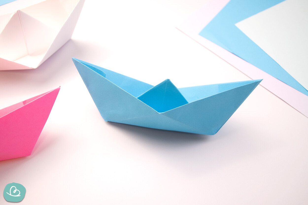 Papierboot falten | Schiff aus Papier basteln - Wunderbunt.de